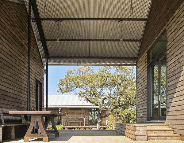 แบบบ้านชีวิตเรียบง่าย ออกแบบหลังคาหน้าจั่ว ดูสวยด้วยเมทัลชีทและกระจก ...