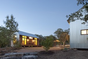 แบบบ้านชีวิตเรียบง่าย ออกแบบหลังคาหน้าจั่ว ดูสวยด้วยเมทัลชีทและกระจก ...