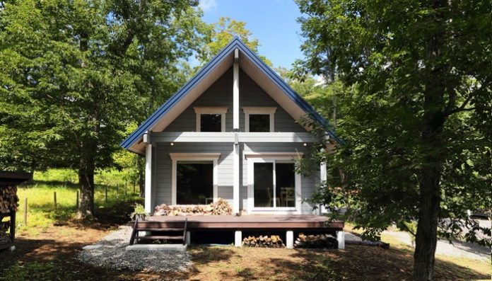 บ้านสไตล์คอทเทจยกพื้นต่ำ รูปทรงจั่วดูเป็นเอกลักษณ์ แถมโอบล้อมด้วย ...