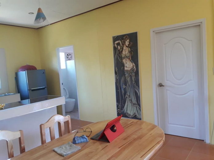 บ้านชั้นเดียวแนวร่วมสมัย โดดเด่นด้วยโทนสีส้ม พร้อมพื้นที่พักผ่อนสำหรับคู่รัก – NaiBann – ในบ้าน ...