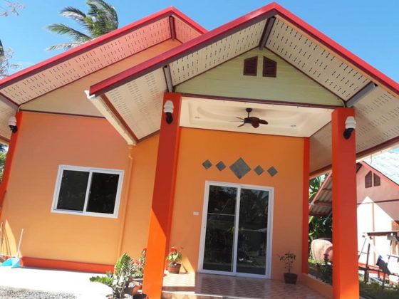 บ้านชั้นเดียวแนวร่วมสมัย โดดเด่นด้วยโทนสีส้ม พร้อมพื้นที่พักผ่อนสำหรับคู่รัก – NaiBann – ในบ้าน ...