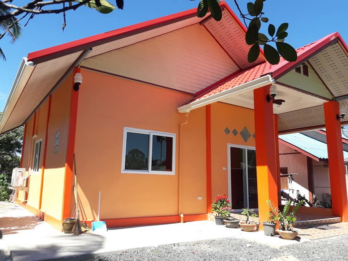 บ้านชั้นเดียวแนวร่วมสมัย โดดเด่นด้วยโทนสีส้ม พร้อมพื้นที่พักผ่อนสำหรับคู่รัก – NaiBann – ในบ้าน ...