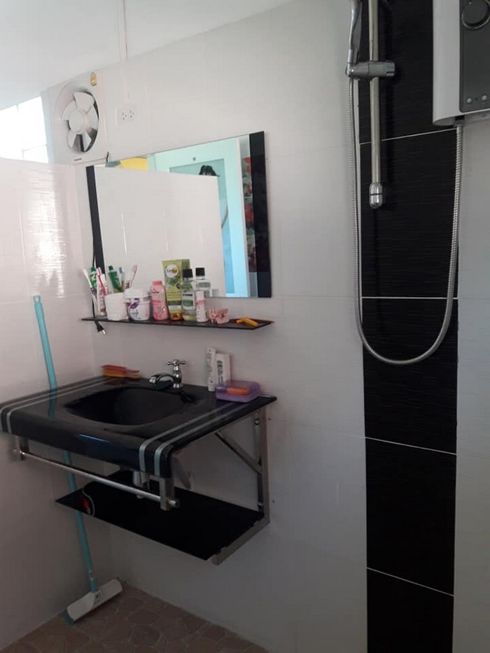 บ้านชั้นเดียวแนวร่วมสมัย โดดเด่นด้วยโทนสีส้ม พร้อมพื้นที่พักผ่อนสำหรับคู่รัก – NaiBann – ในบ้าน ...