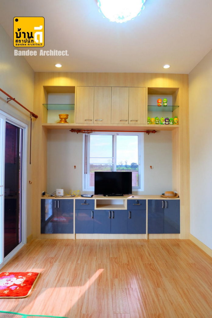 บ้านชั้นเดียวสไตล์คอนเทมโพรารี หลังคาหลังปั้นหยาสีสด ภายในตกแต่งอย่าง ...