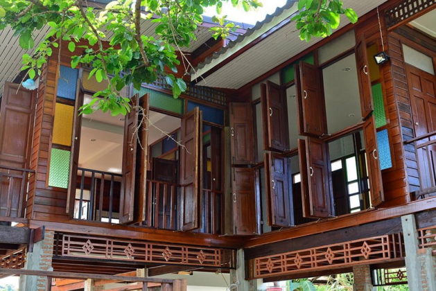 บ้านไม้ยกใต้ถุนสูง ออกแบบเปิดรับลมได้ทุกทิศทาง ไอเดียบ้านเพื่อคนชอบบรรยากาศเย็นสบาย – NaiBann ...