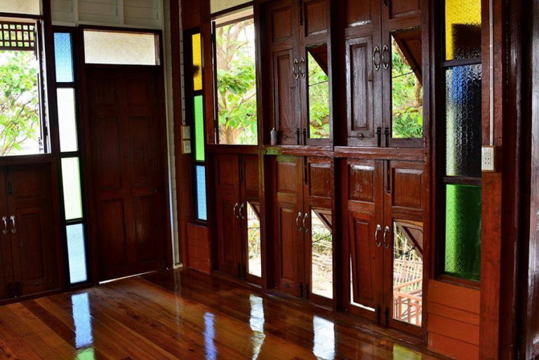 บ้านไม้ยกใต้ถุนสูง ออกแบบเปิดรับลมได้ทุกทิศทาง ไอเดียบ้านเพื่อคนชอบบรรยากาศเย็นสบาย – NaiBann ...