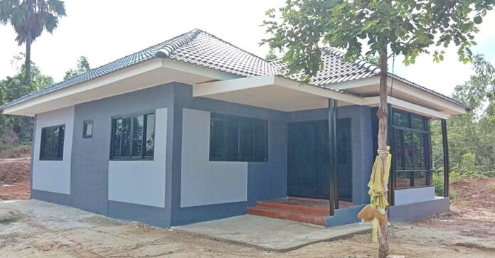 บ้านชั้นเดียวสไตล์คอนเทมโพรารีขนาดเล็ก ตกแต่งในโทนสีเทานุ่มนวล 2 ห้อง ...