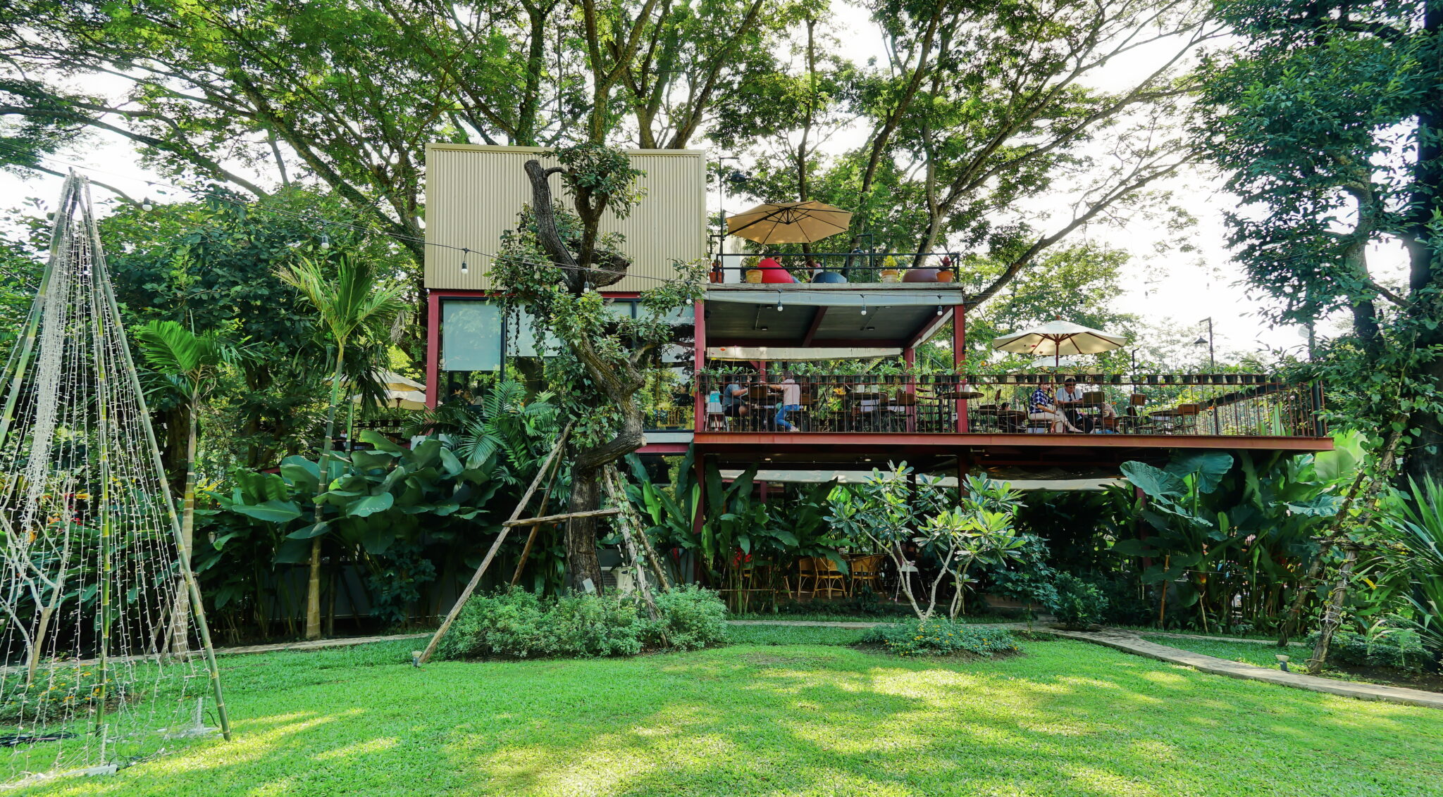 Chamcha Cafe คาเฟ่กลางป่าสไตล์อินดัสเทรียล บนอาคารเหล็กที่สร้างขึ้นล้อมต้นฉำฉา – NaiBann – ใน ...