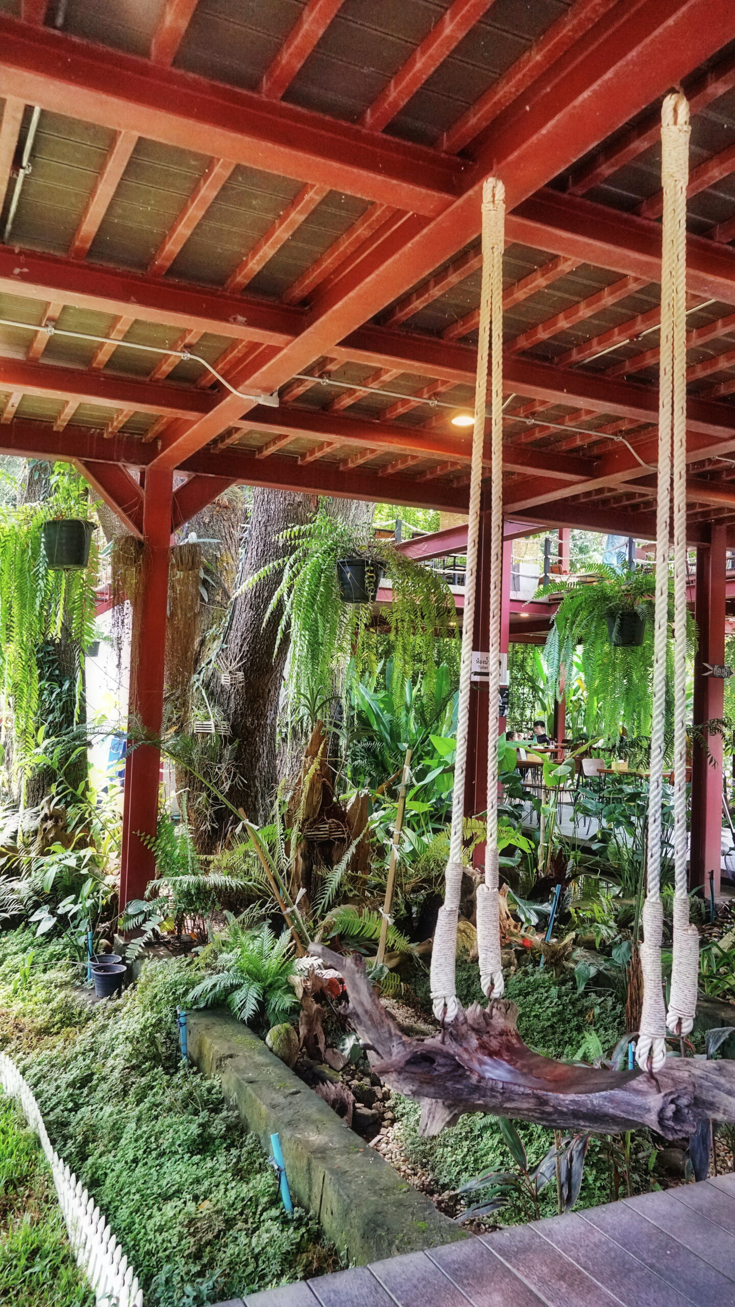 Chamcha Cafe คาเฟ่กลางป่าสไตล์อินดัสเทรียล บนอาคารเหล็กที่สร้างขึ้นล้อมต้นฉำฉา – NaiBann – ใน ...