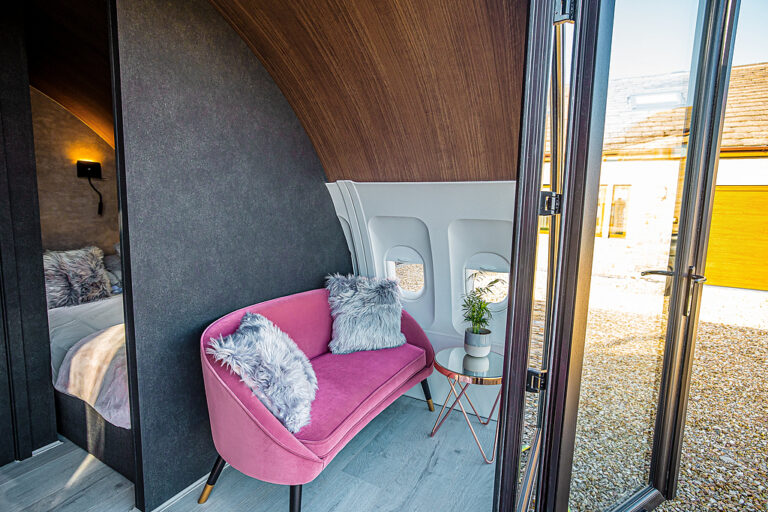 “Sky Pods” บ้านแนวแคปซูล รีไซเคิลจากซากเครื่องบินเก่า ที่พักเสมือนอยู่ ...