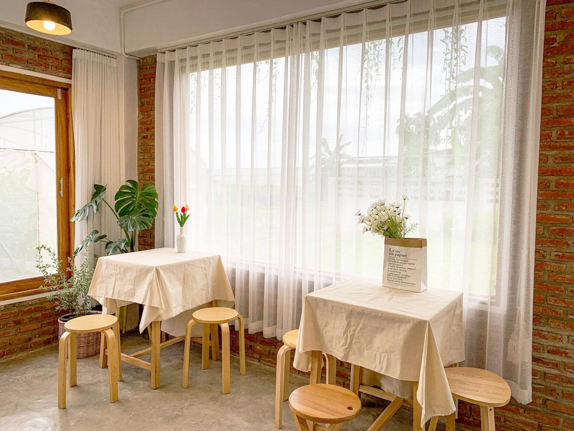 “Koji cafe’ x farm” คาเฟ่เล็ก ๆ น่ารัก มีผนังอิฐเด่นสะดุดตา ตั้งอยู่ใน ...