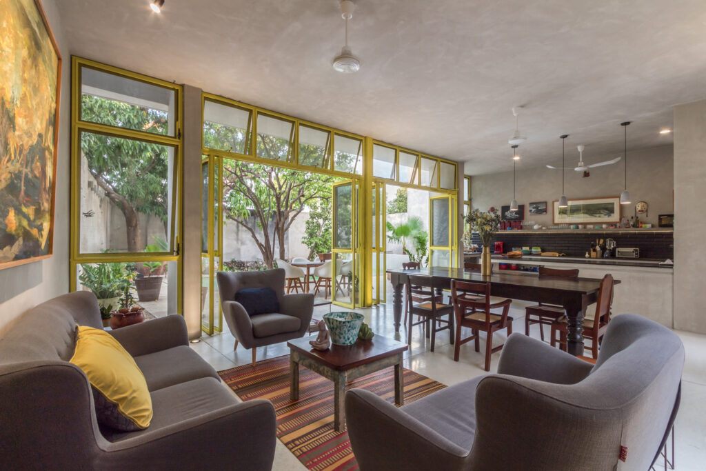 “Mango House” บ้านทรงโมเดิร์นสีเอิร์ธโทน บรรยากาศธรรมชาติ พร้อมสระว่าย ...