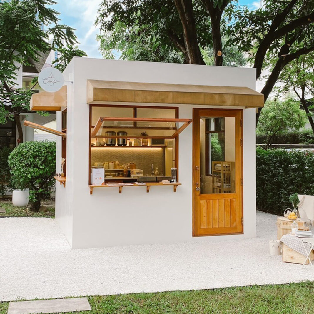 ไอเดียคาเฟ่เล็ก ๆ สไตล์มินิมอล กับบรรยากาศในสวนเขียวขจี ที่ Camp Cafe ...