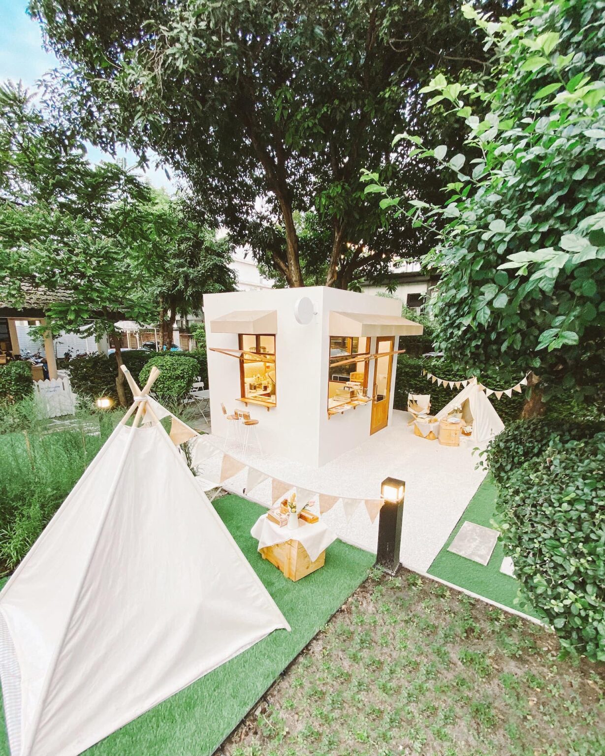 ไอเดียคาเฟ่เล็ก ๆ สไตล์มินิมอล กับบรรยากาศในสวนเขียวขจี ที่ Camp Cafe ...