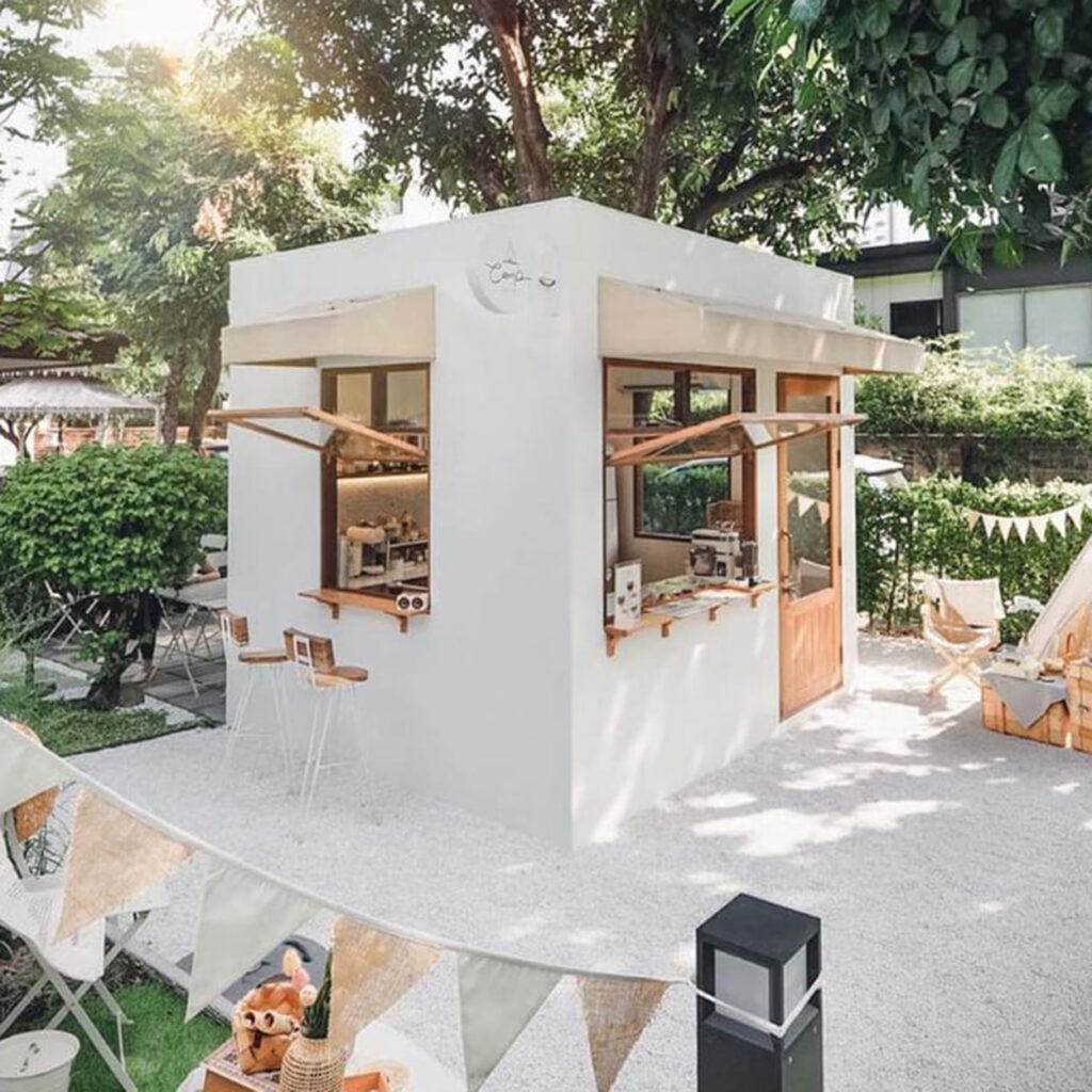 ไอเดียคาเฟ่เล็ก ๆ สไตล์มินิมอล กับบรรยากาศในสวนเขียวขจี ที่ Camp Cafe ...