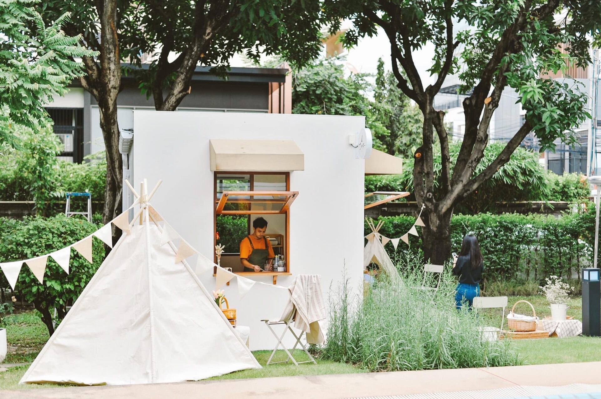 ไอเดียคาเฟ่เล็ก ๆ สไตล์มินิมอล กับบรรยากาศในสวนเขียวขจี ที่ Camp Cafe ...