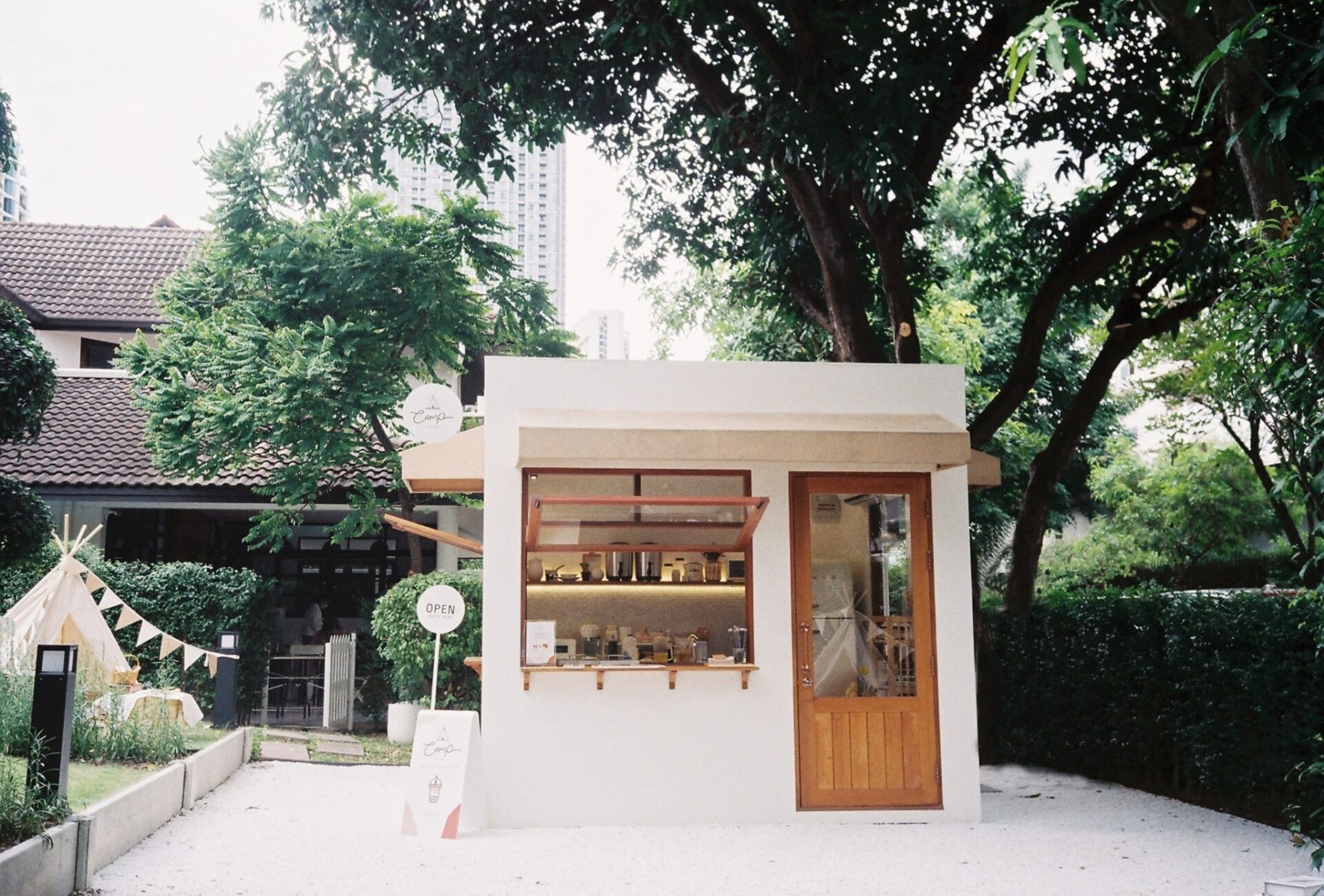 ไอเดียคาเฟ่เล็ก ๆ สไตล์มินิมอล กับบรรยากาศในสวนเขียวขจี ที่ Camp Cafe ...