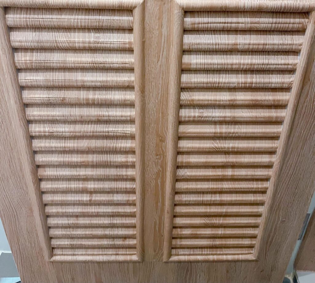 DIY “ทำลวดลายไม้ให้ประตู PVC ” ตกแต่งให้เข้าธีมมินิมอล-มูจิ ด้วยงบ 577 ...